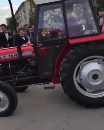Maturanti nga Skënderaji shkon në maturë me traktor | GjirafaVideo Maturanti nga Skënderaji shkon në maturë me traktor | GjirafaVideo