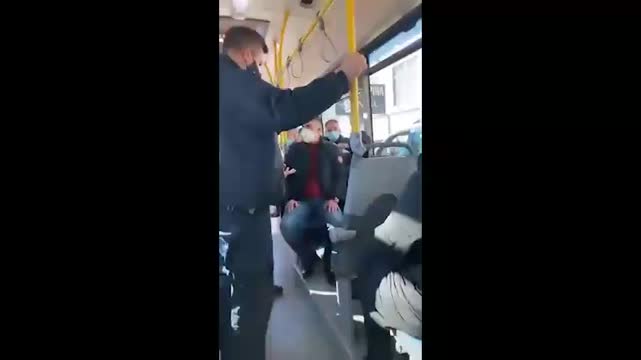 “Mshele gojën se trutë t’i qes...”, përleshje në mes të konduktorit dhe ...