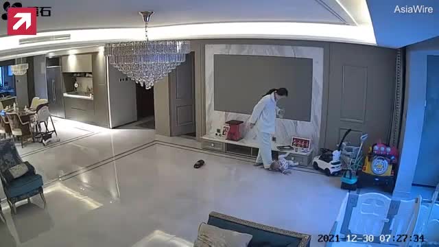 Momenti kur gruaja përdori reflekset për të shpëtuar foshnjën e saj që ...